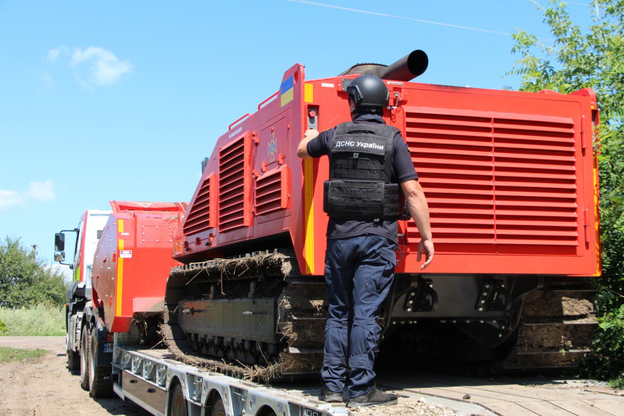 ЄС передав Україні систему розмінування MV-10 — Суспільне Новини