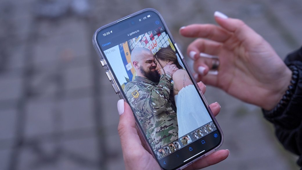 Фотосесія військового та його дружини біля Донецької стели — Суспільне ...